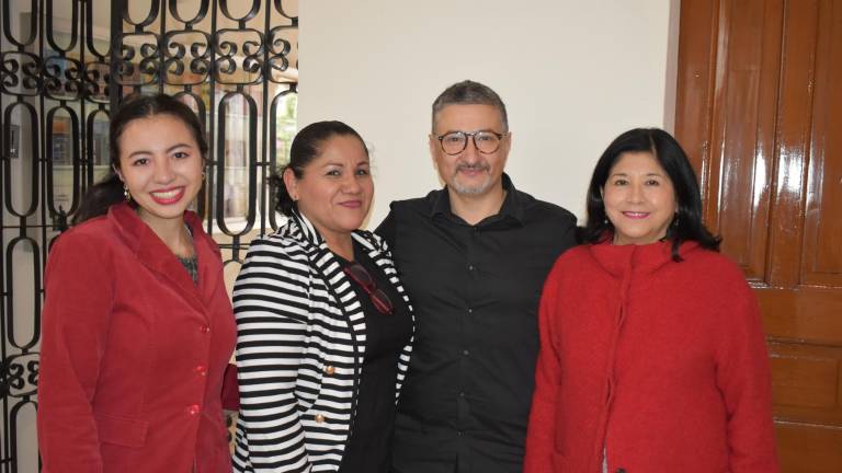 Disfrutan del talento musical del guitarrista Massimo Gatta