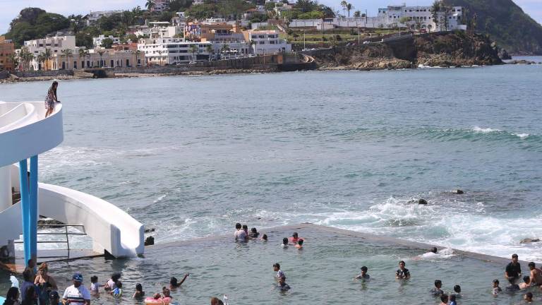 En Mazatlán, aprovechan la alberca de la Carpa Olivera para refrescarse