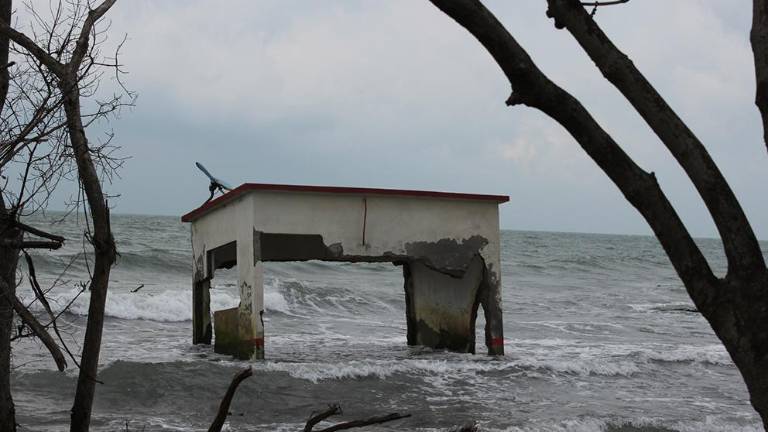 ‘Mi casa se la llevó el mar’: El Bosque, un pueblo sumergido bajo las olas