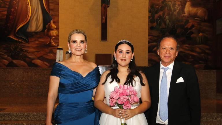 Julia Gil Leyva Sánchez celebra rodeada de seres queridos sus 15 años