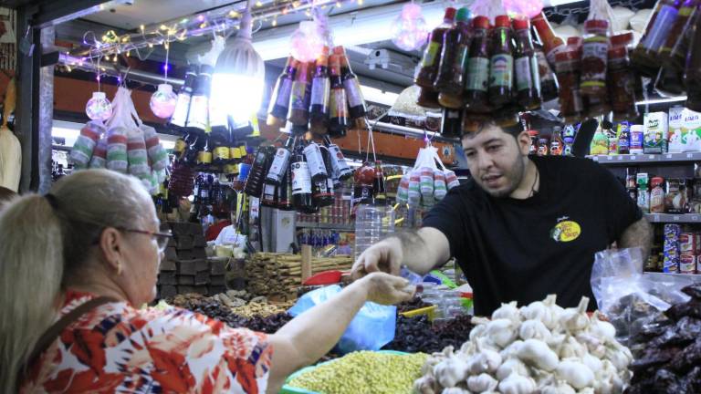 Entre la venta y el esfuerzo, celebran locatarios su Día del Comerciante