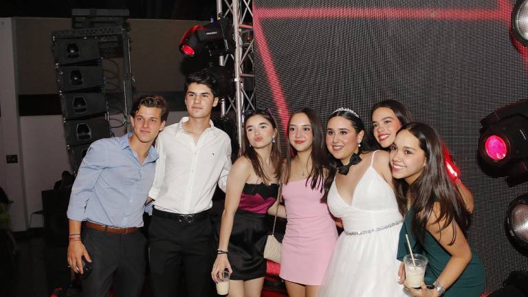 Julia Gil Leyva Sánchez celebra rodeada de seres queridos sus 15 años