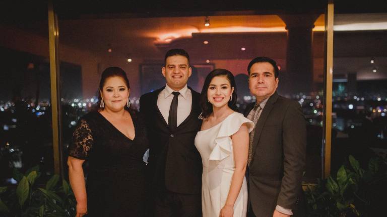 Anuncian su compromiso Alison Beltrán y Joshua Ochoa