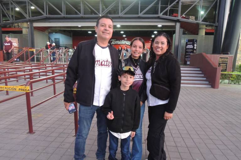 Celebra la afición triunfo de Tomateros de Culiacán