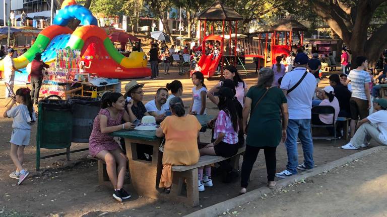 Familias disfrutan sus vacaciones a orillas del río Tamazula en Culiacán
