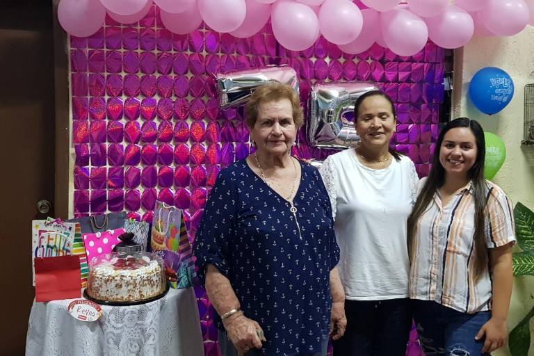 Reyna Domínguez celebra sus felices 75 años