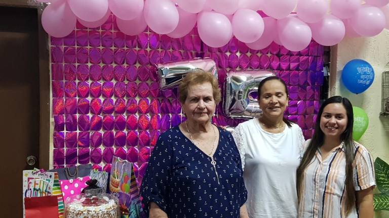 Reyna Domínguez celebra sus felices 75 años