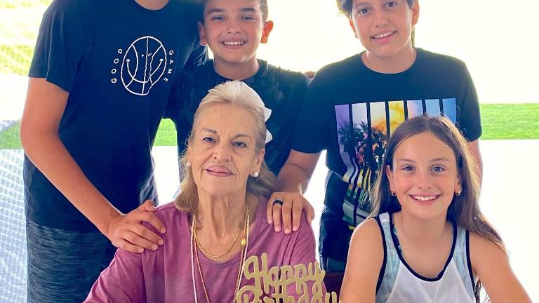 Grimy Miller de Velarde celebra feliz sus 71