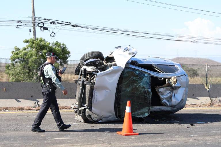 Tres lesionados deja volcadura en la carretera Internacional al sur de ...