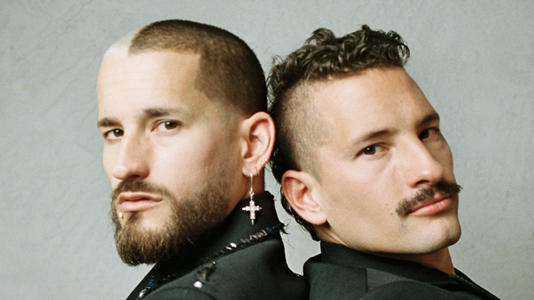 Lanzan Mau y Ricky su nuevo disco titulado ‘Hotel Caracas’