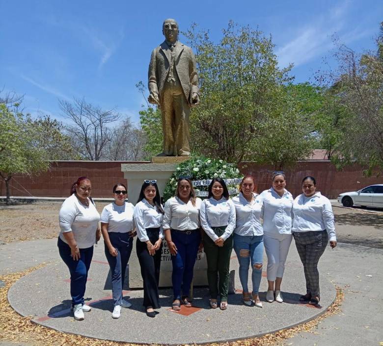 Abogados realizan guardia en la estatua de Genaro Estrada Félix en su día