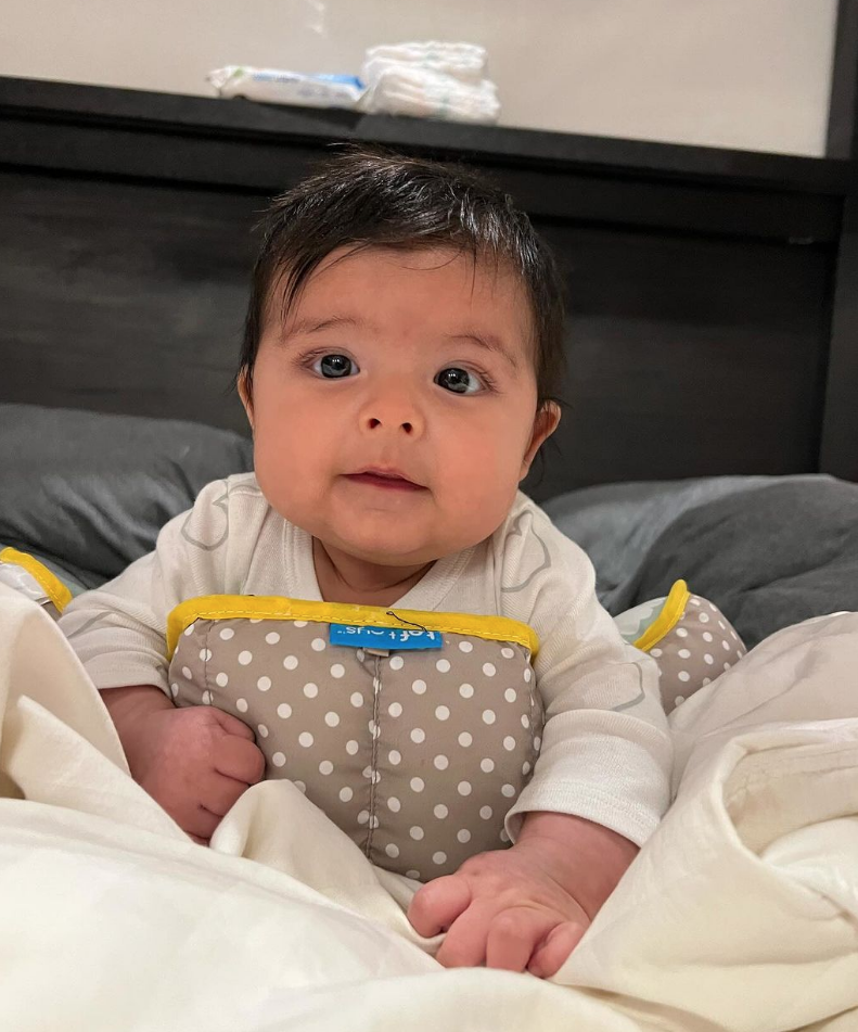 Presentan Cazzu y Christian Nodal a su pequeña Inti