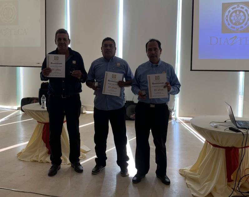 Diazteca reconoce a su personal