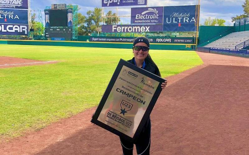 Sinaloense Karime Flores es distinguida por Femebe