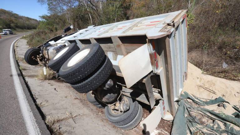 Vuelca camión de volteo cargado de tierra en la Libre Mazatlán-Durango