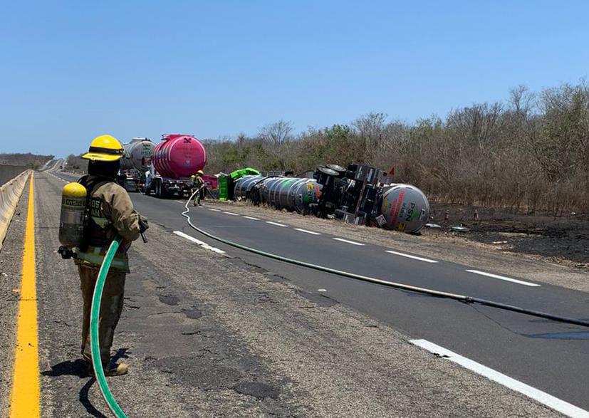 Vuelca pipa con combustible en la Mazatlán-Culiacán; cierran carriles