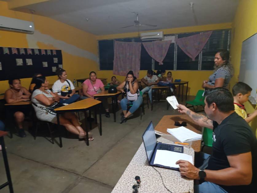 Reclaman padres de familia mal manejo de recursos en primaria de Escuinapa