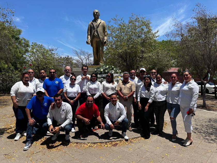Abogados realizan guardia en la estatua de Genaro Estrada Félix en su día