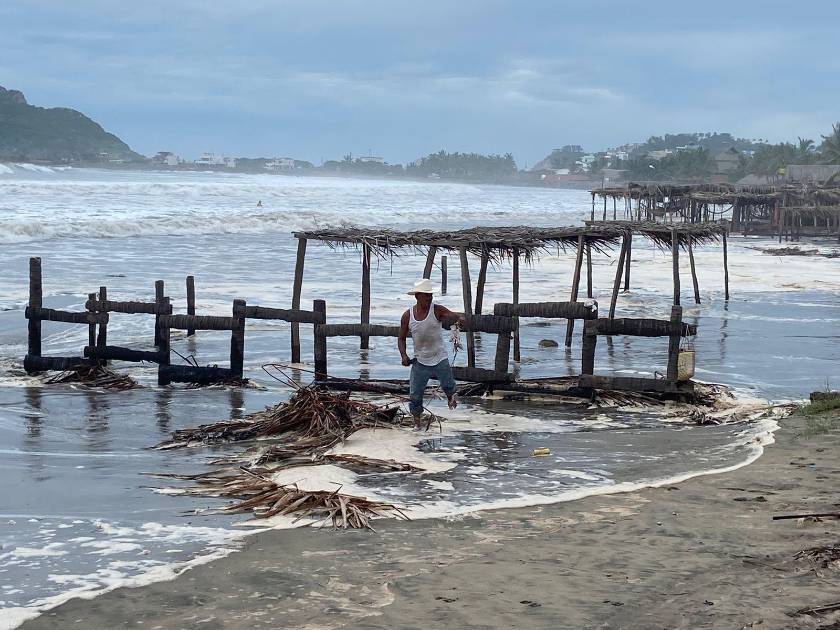 Isla de la Piedra, en Mazatlán, recibe embates del fuerte oleaje por ...