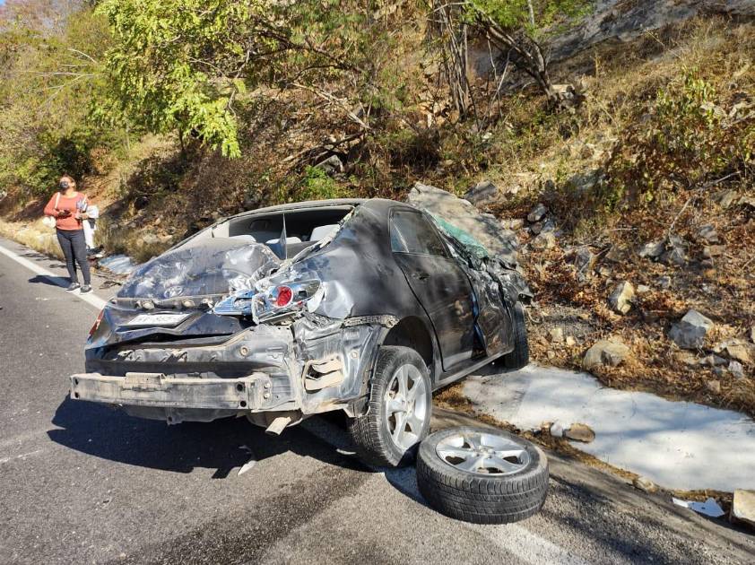 Mujer resulta lesionada tras volcadura en la carretera México 15, en Culiacán