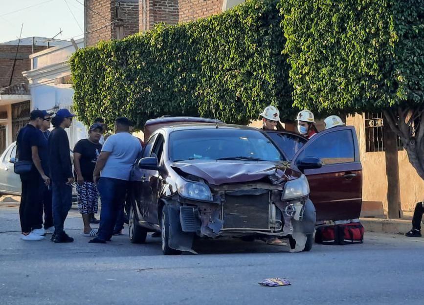 Pulmonía en sentido contrario choca contra automóvil en Mazatlán