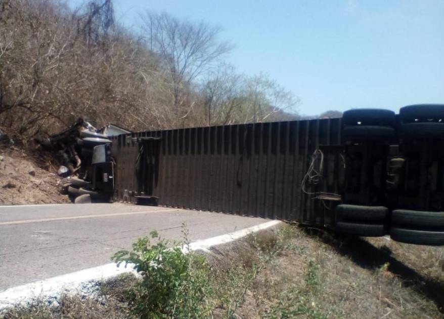 En El Limón de Los Peraza, San Ignacio, vuelca tráiler; reportan solo ...