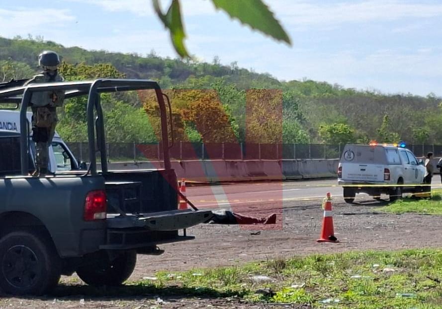 Dejan un cuerpo envuelto en cobija en la autopista Mazatlán-Culiacán