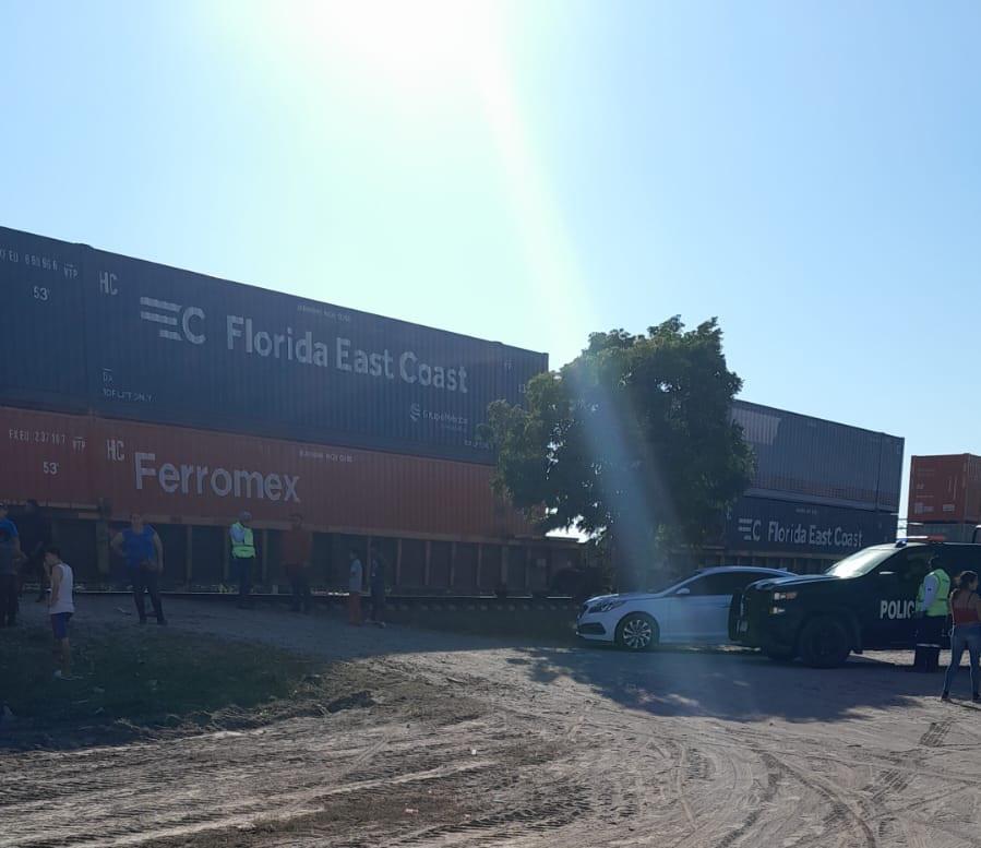 Taxi resulta con daños al ser golpeado por el tren, en Escuinapa