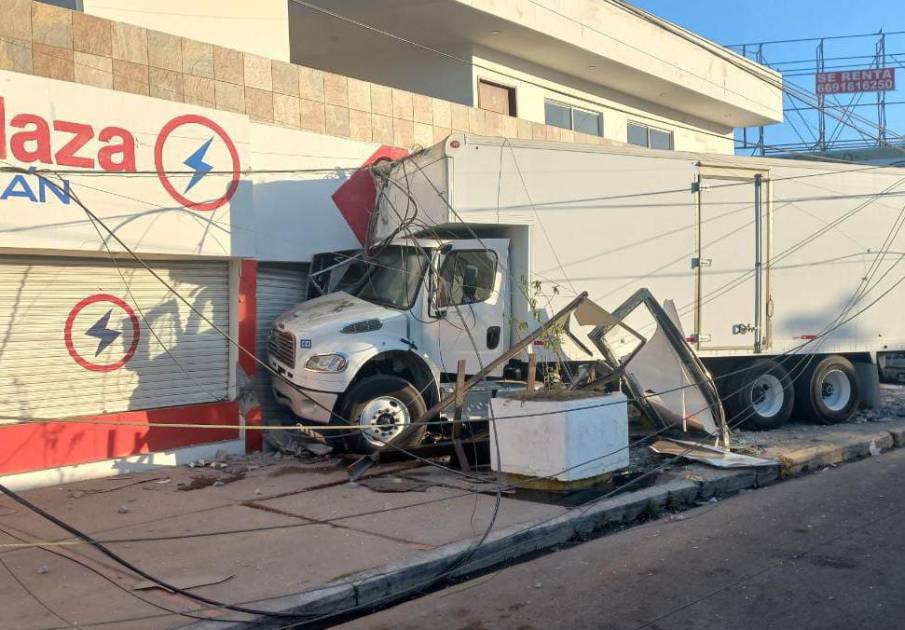 Torton sin frenos choca contra local comercial en Mazatlán