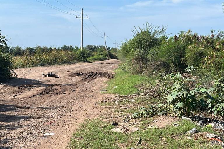 Hallan cuerpo con mensaje amenazante en camino de terracería en Navolato