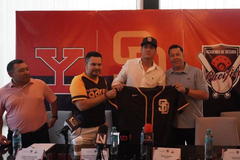 Diego Castelo, de la Academia del Pacífico, firma con Padres de San Diego