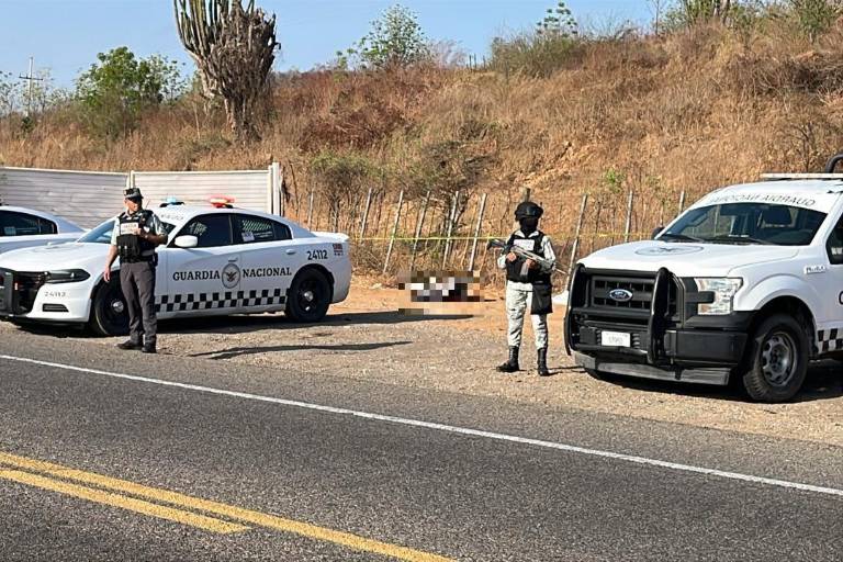 Encuentran a hombre sin vida envuelta en cobijas y plástico en la carretera México 15 libre, en ...