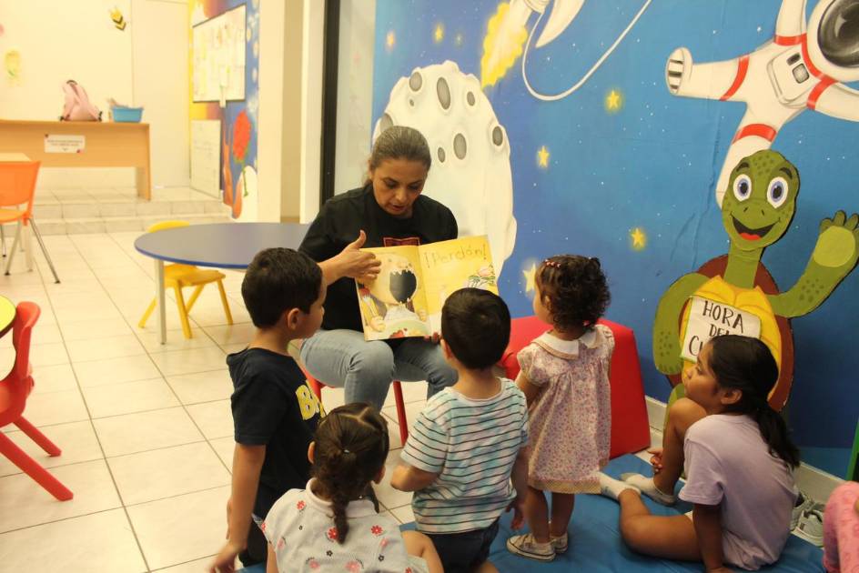 Disfrutan ‘la hora del cuento’ en la Biblioteca Rosa María Peraza