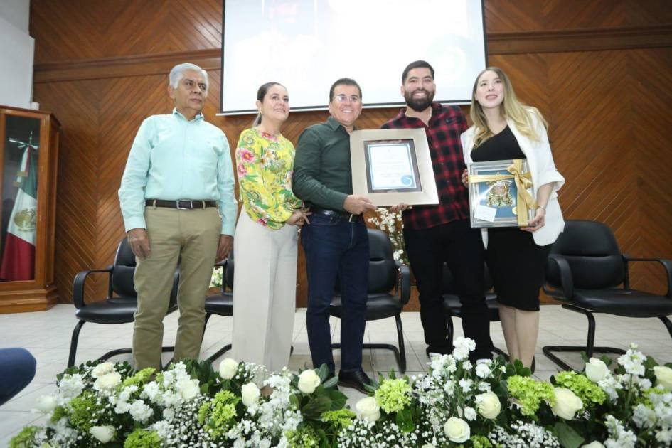 Recibe José Luis Urquidy reconocimiento del Ayuntamiento