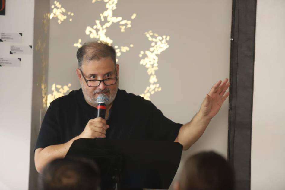 Presenta Martín Gavica ‘Hablario de un artista’, en la Galería La Roosevelt