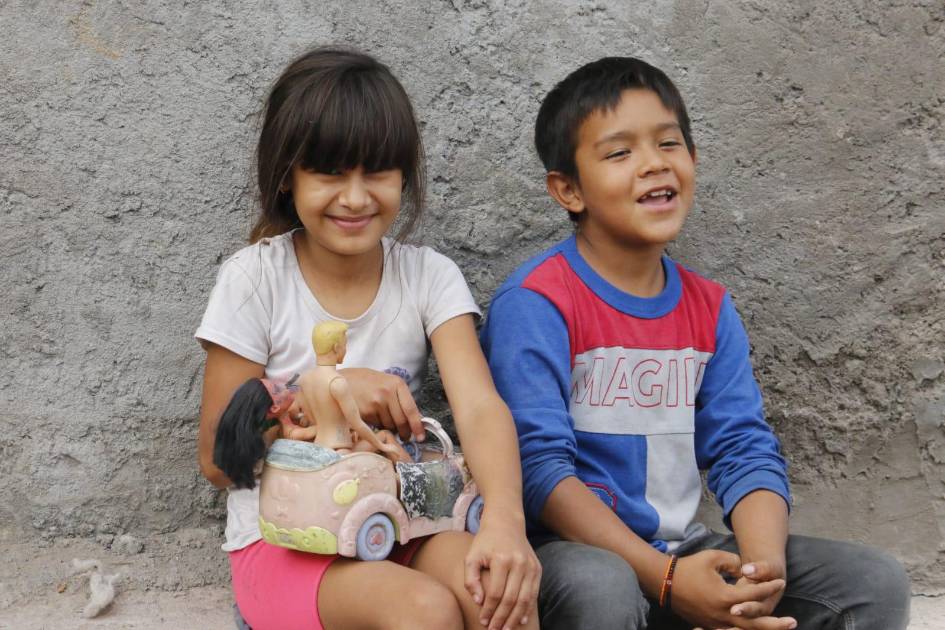 Elena quiere completar la familia Barbie; a Iván desea un balón para ...