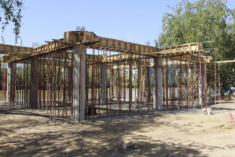 Particular construye sobre el Río Humaya y Parque Las Riberas, en Culiacán