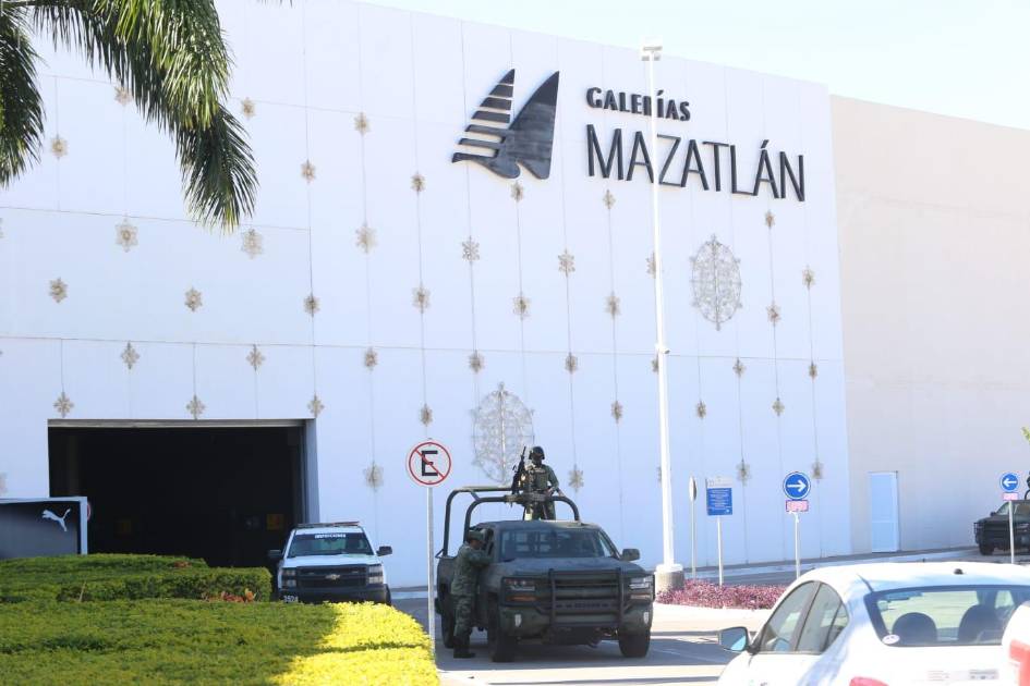 Restringen acceso a Plaza Galerías por incendio que duró cerca de seis horas, en Mazatlán