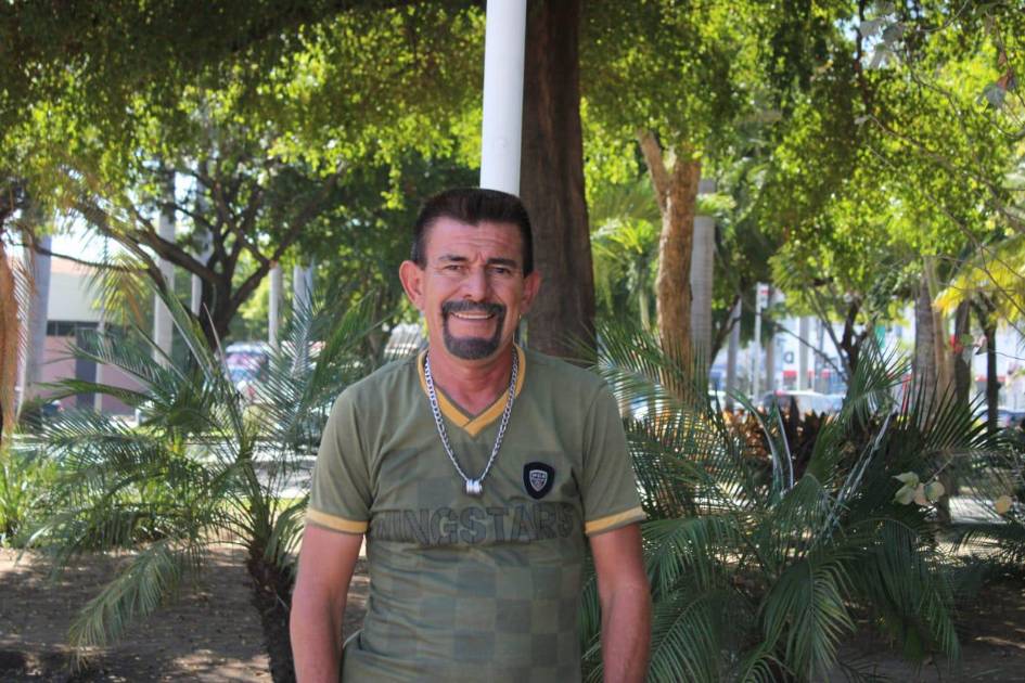 Mario Omar mantiene el negocio de venta de libros que inició un amigo