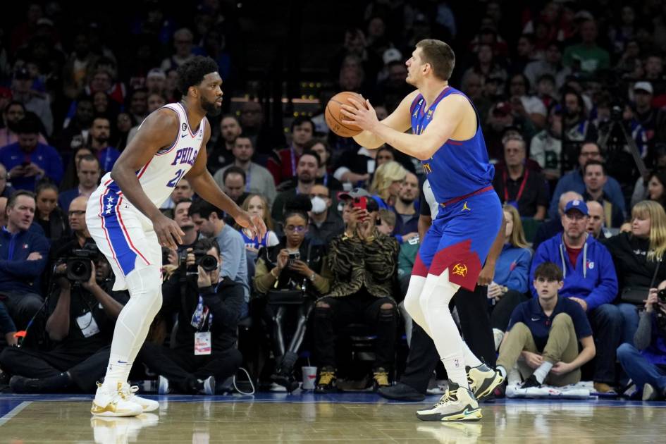 Joel Embiid funde a Nikola Jokic con 47 puntos y los Sixers remontan a los Nuggets