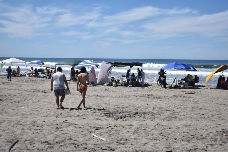 Pese a bandera roja, turistas desafían al mar en Altata