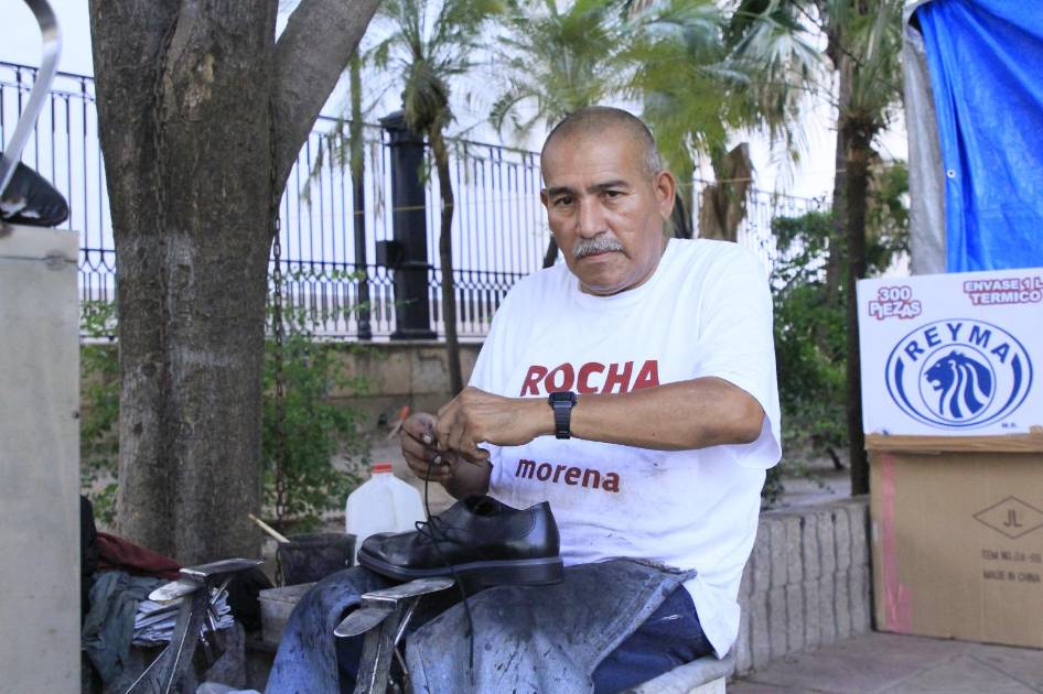 Juan Marcos bolea zapatos todo el año en Culiacán, incluso en Navidad