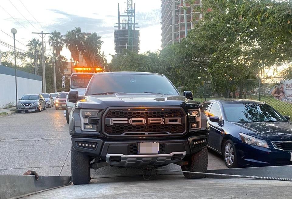 Recuperan dos camionetas con reporte de robo en Mazatlán